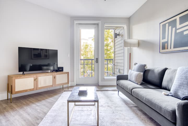 Trendy Redwood City 1br W/ Gym & Pool, 6 Mins To Caltrain, By Blueground - Redwood City, CA