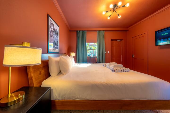 Renovated 2025 - Retro Beach Oasis With Color Pop - Clearwater Beach, FL