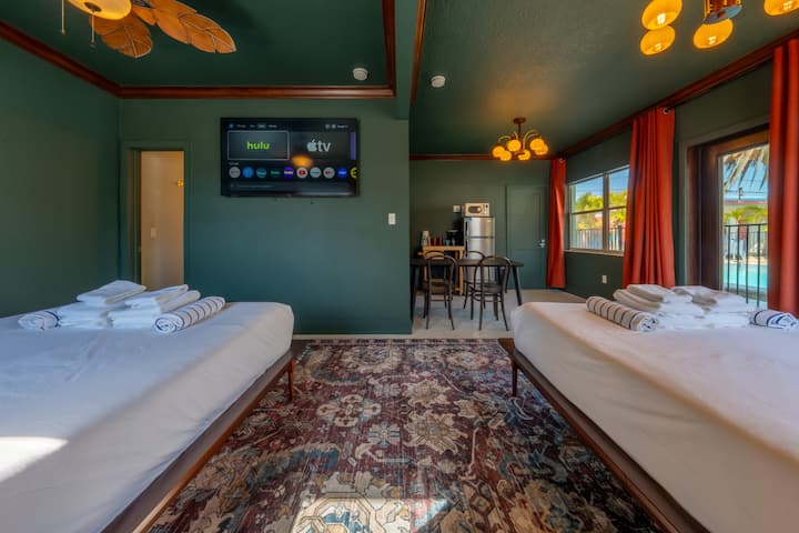 Renovated 2025 - Retro Beach Oasis With Color Pop - Clearwater Beach, FL