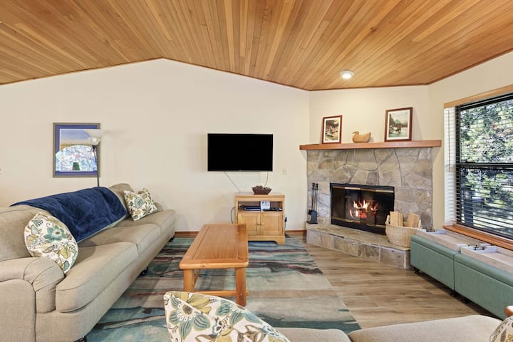 Fairway Village 25 - Sharc + Condo Pool, Hot Tub - Sunriver, OR