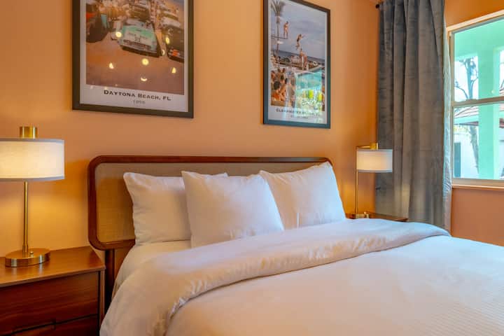 Renovated 2025 - Retro Beach Oasis With Color Pop - Clearwater Marine Aquarium, Clearwater