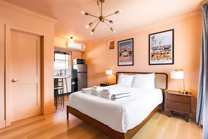 Renovated 2025 - Retro Beach Oasis With Color Pop - Clearwater Beach, FL