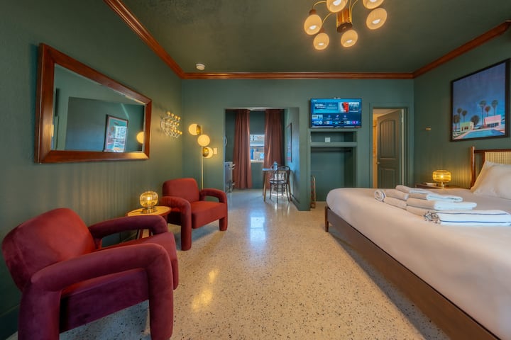 Renovated 2025 - Retro Beach Oasis With Color Pop - Clearwater Marine Aquarium, Clearwater