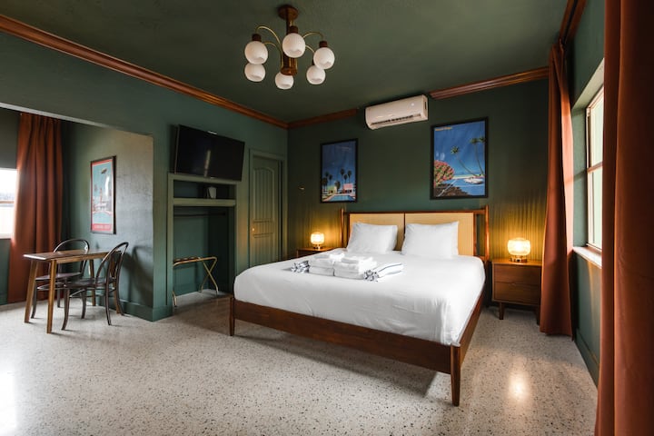 Renovated 2025 - Retro Beach Oasis With Color Pop - Clearwater Beach, FL