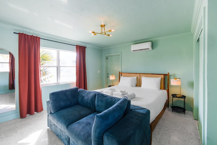 Renovated 2025 - Retro Beach Oasis With Color Pop - Clearwater Beach, FL