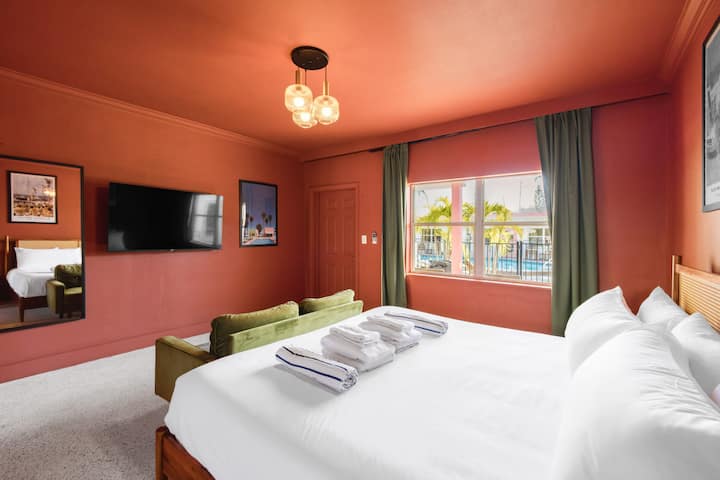 Retro Revival King Studio By The Beach - Clearwater Beach, FL