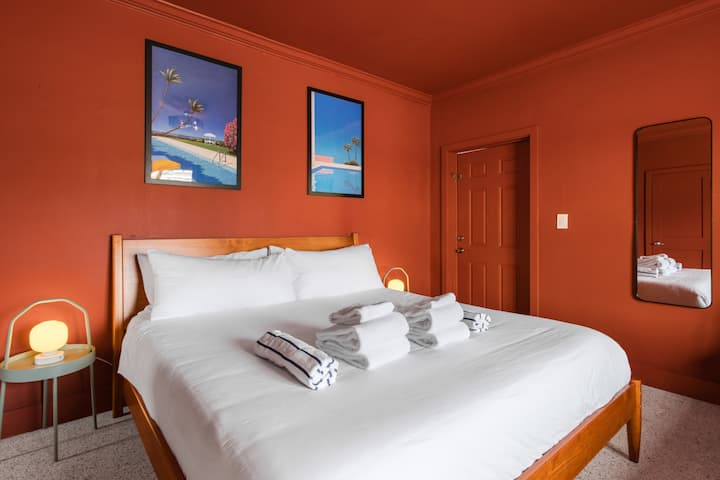 Renovated 2025 - Retro Beach Oasis With Color Pop - Clearwater Beach, FL