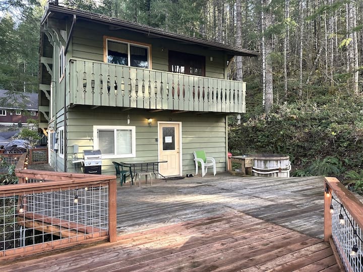 Culps Cascade | Wi-fi, Woodstove, Cedar Hot Tub - Washington
