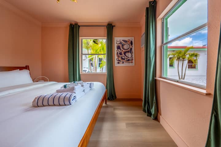Renovated 2025 - Retro Beach Oasis With Color Pop - Clearwater Beach, FL