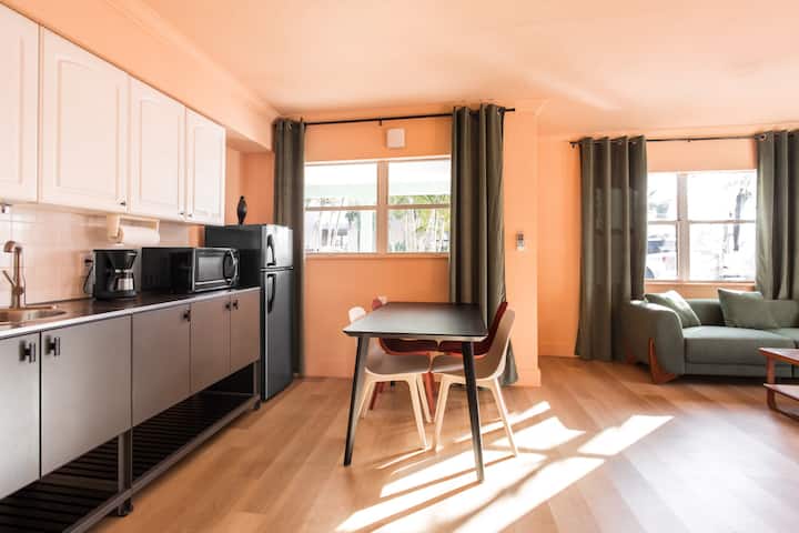 Renovated 2025 - Retro Beach Oasis With Color Pop - Clearwater, FL