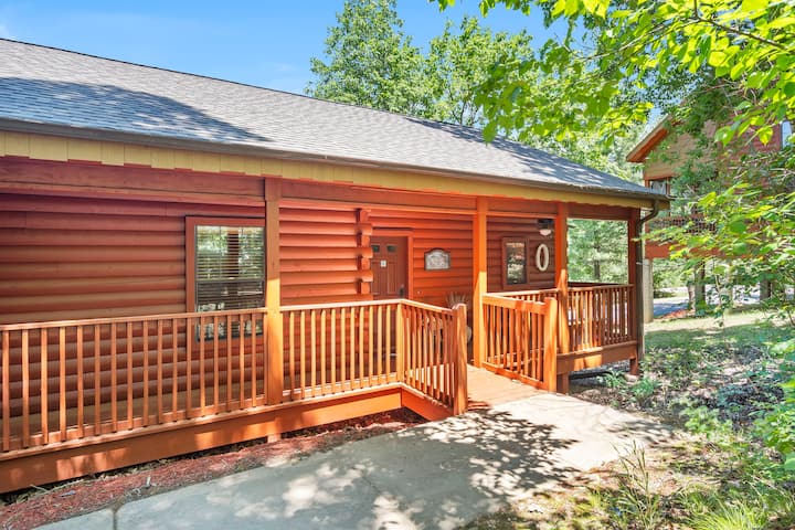 Walk-in Cabin Near Shopping & Shows - Branson, MO
