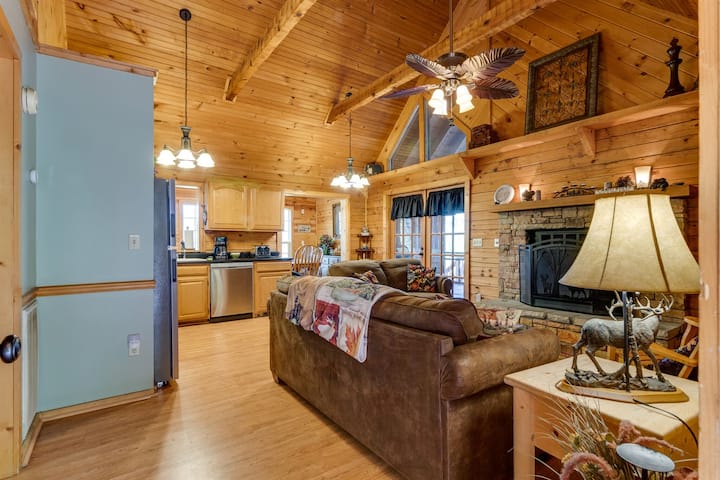 Bear Lodge • Hot Tub & Close To Pigeon Forge - Townsend, TN