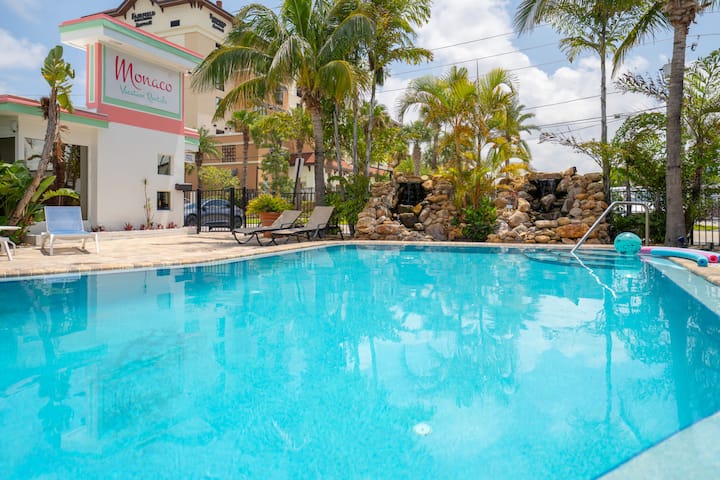Renovated 2025 - Retro Beach Oasis With Color Pop - Clearwater Marine Aquarium, Clearwater