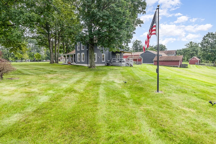 The Good Farm: Farmhouse + Barnbnb On 44 Acres! - Portage, IN