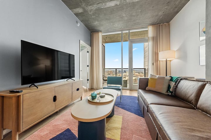 High-rise Rainey Pool & Skyline View Balcony - Austin, TX