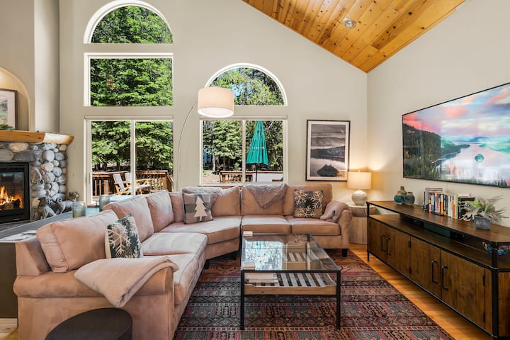 Chic Pet-friendly Home W/ Hot Tub & Near Clubhouse - Truckee, CA