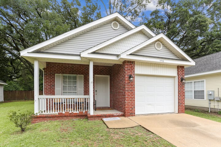 Pensacola Farmhouse Bungalow - Pensacola, FL