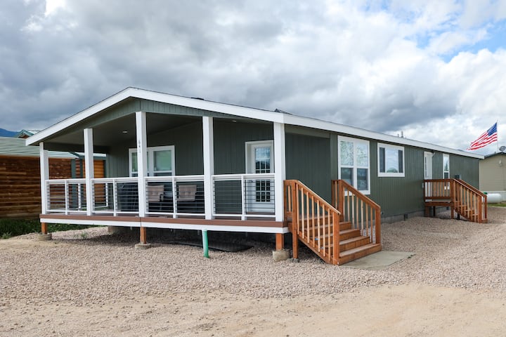 Two Bear Cottage - Central Location, Park Nearby! - Bear Lake