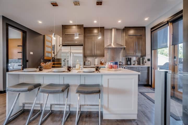 Forest –  Bright & Stylish Home W/ King Bed + Ac - Edmonton