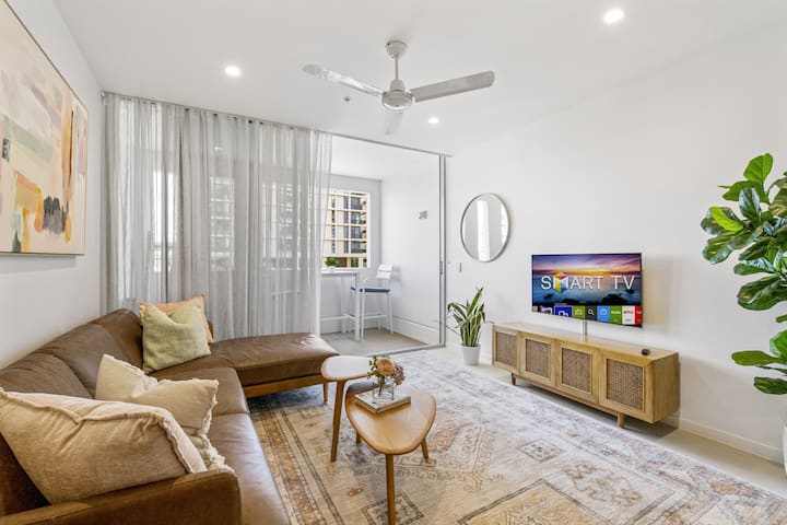 Stellar Location With Parking, Pool & Gym Access - Brisbane
