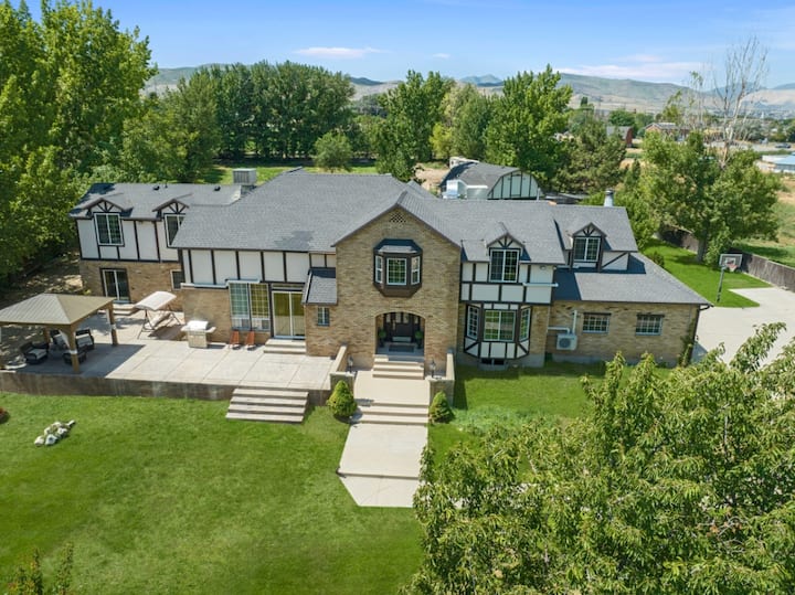 Premiere Orchard Pickleball Retreat-sleeps 30+ - Lehi, UT