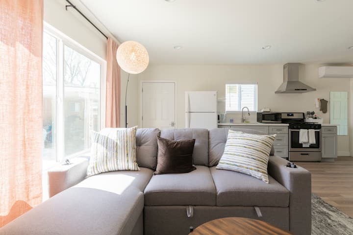 Cozy & Family-friendly Rear House Near Airport - Ontario
