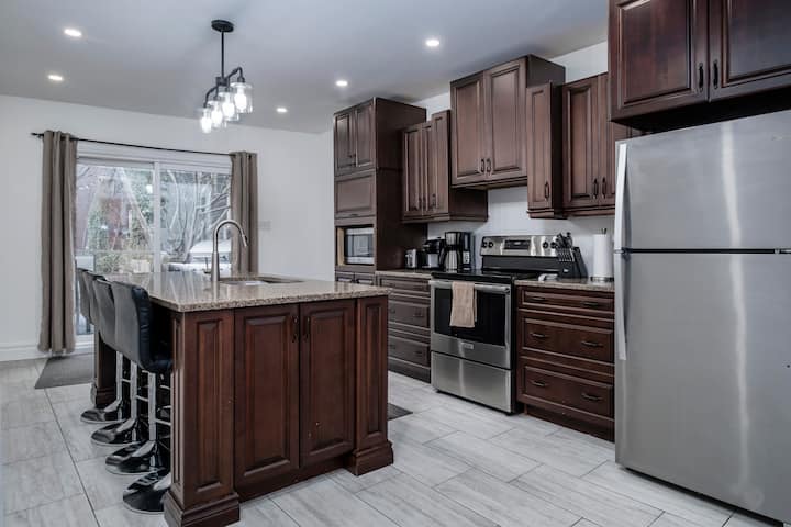 Large Historic Downtown Five Bedroom House - Saint John's