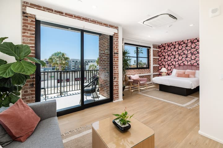 The Brick Boutique Hotel: Balcony Suite 301 - Oceanside, CA