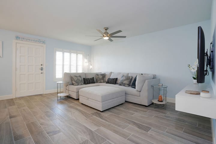 Casa Del Sol 305 - Elegant Updated Walk-up;pool;hot Tub;near Beach - South Padre Island, TX