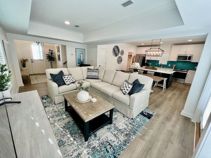 Stunning Orange Beach Oasis W/ Pool & Beach Access - Orange Beach, AL