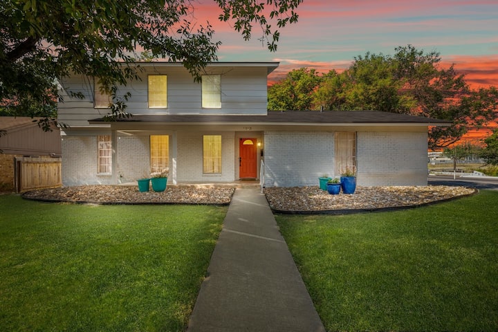 Antique Chic ★ 4br★  Dog Friendly  ★Fc, F1, Acl, - Austin