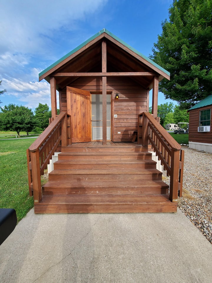 Deluxe Cabin - Burbank, OH