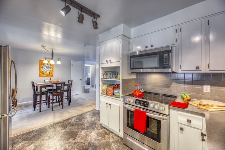 Medical Transition Housing | Quiet Sunroom Retreat - Lakewood, CO