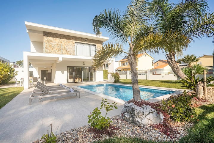Villa Sassi - Recent Private Short-term Rental Villa With Swimming Pool And Barbecue By Allure Villas - Almada