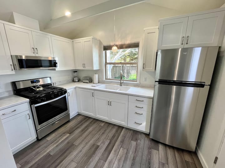 11th Street Studio ~ New/ Stylish & 3 Blocks To Pl - Arcata, CA