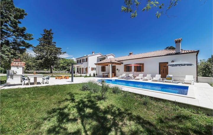 6 Bedroom Cozy Home In Labin - Rabac