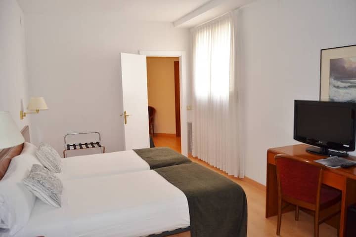 Hotel Ultonia, Habitació Familiar With Breakfast - Girona