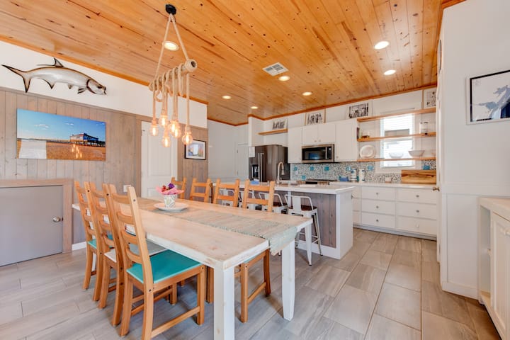 Pet Friendly Community Pool Gas And Charcoal Grill - Port Aransas, TX