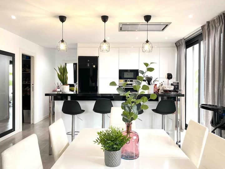 Beautiful 4-bedroom Villa With Pool - Cambrils