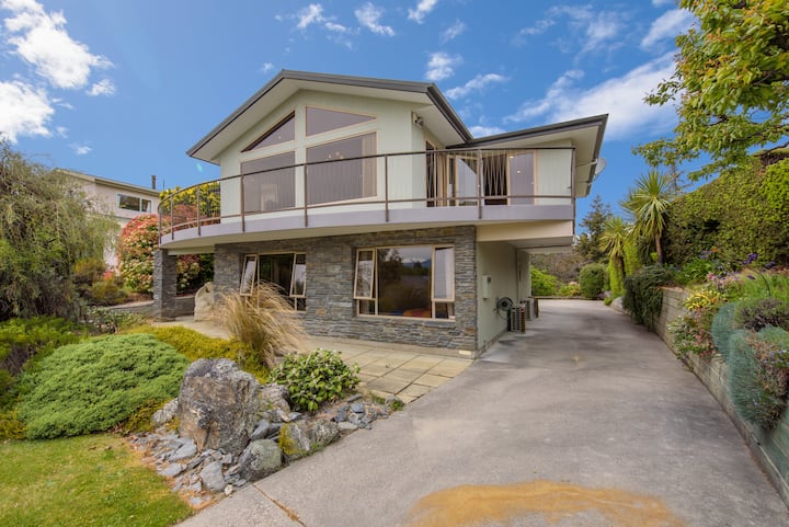 Retro Ski Lodge - Wanaka Holiday Home - Wanaka