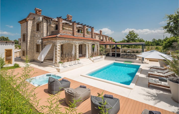 Amazing Home In Cabrunici With Jacuzzi - Peroj