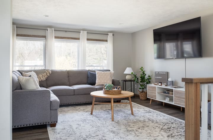 Upscale Modern Oasis: Spacious & Chic With Hottub! - Traverse City, MI