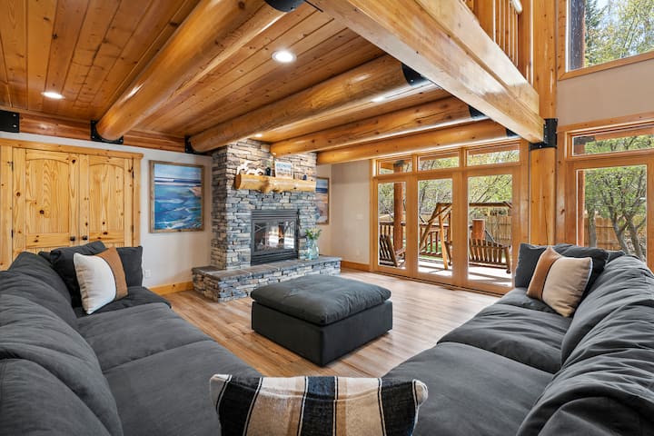 Papa Bear Lodge (Sleeps 52) - Garden City, UT
