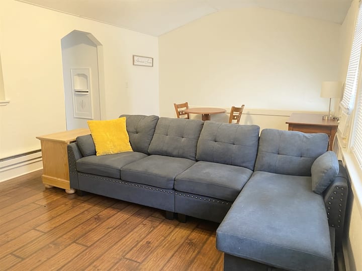 Pet Friendly, Charming & Affordable Getaway - Bloomington