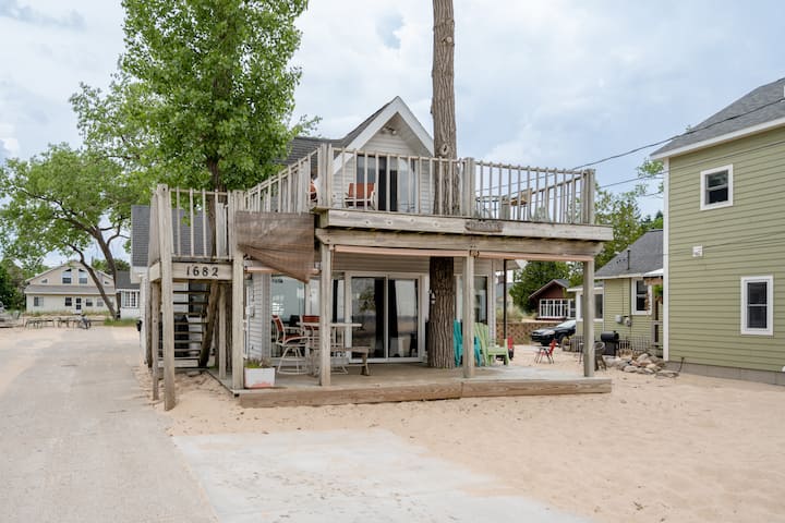 Cozy Beach Cottage W/ Amazing Lake Views, Beach - Muskegon, MI