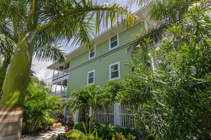 Bliss & Tonic Both - Sleeps 12 · 4br · Bay Decks · - Holmes Beach, FL