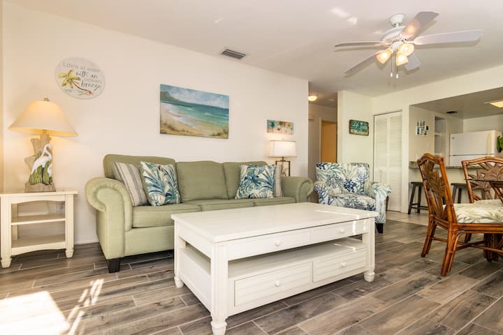 Getaway Retreat A · Firepit · 1 Block To Bay - Bradenton, FL