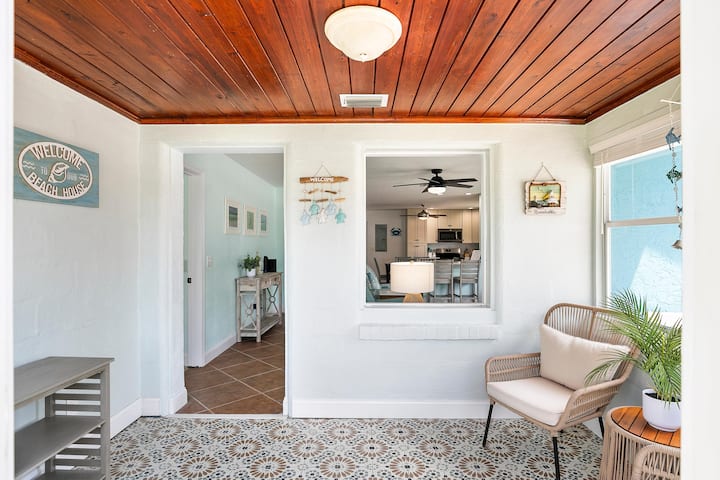 Island Daze · Pet-friendly · 1 Block To Gulf - Bradenton Beach, FL
