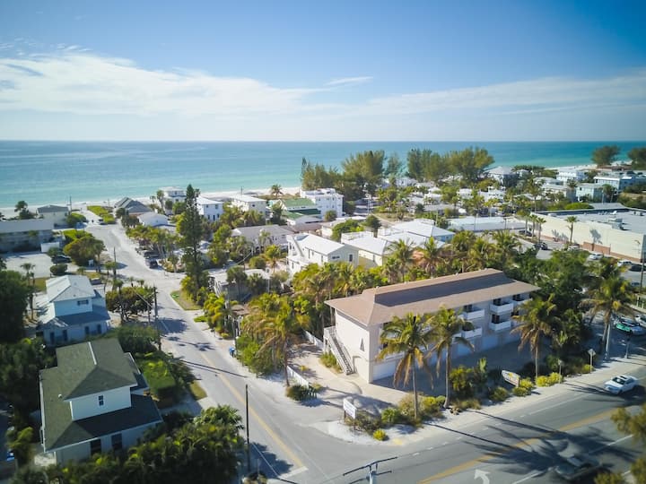 Terrace Condo 1 · 3 Lanais · Trolley · Pool - Holmes Beach, FL