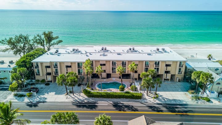 Sunset Terrace 108 · Dolphins · Gulf Front - Bradenton Beach